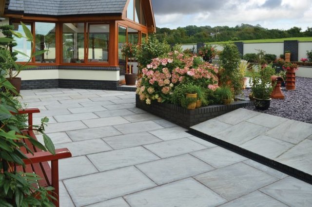 Light Grey Sandstone Paving Mixed Size 20.7M2 Pack | McNairs Building ...